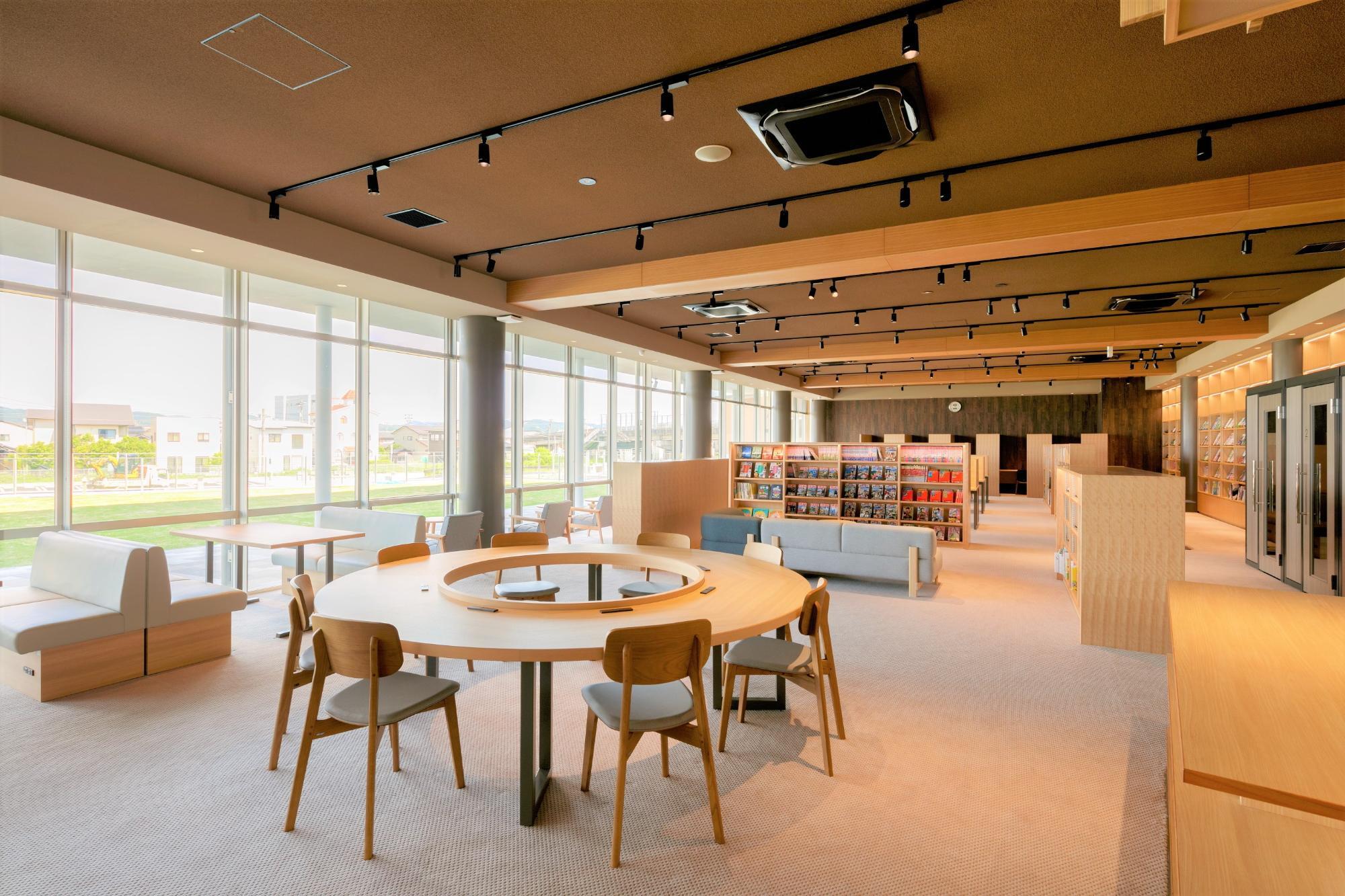 羽咋市【LAKUNA(ラクナ) はくい】子供は室内公園、大人は図書館カフェでチルして大満足！！ | 能登でEV乗っとるよ ⚡