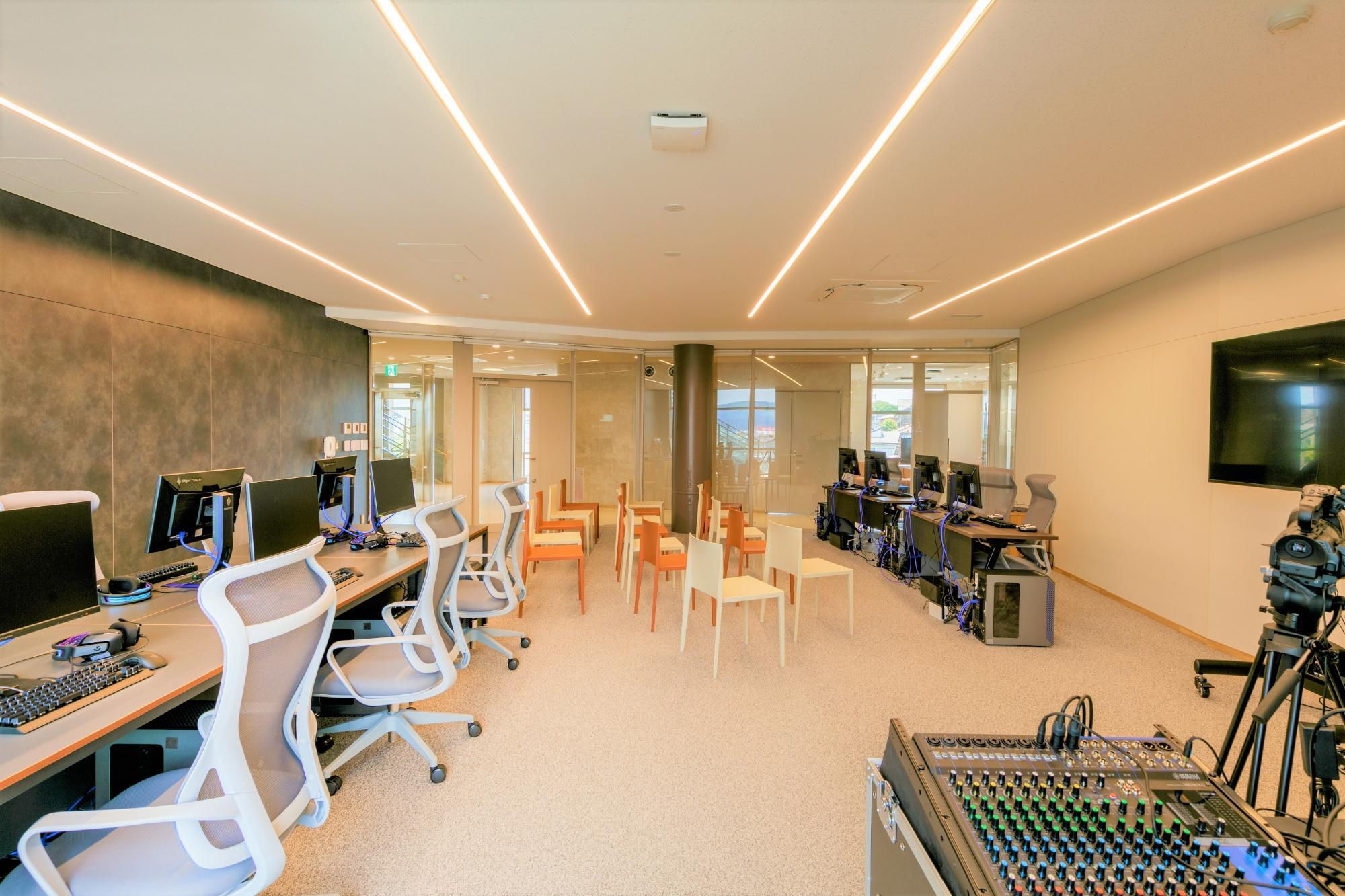 羽咋市【LAKUNA(ラクナ) はくい】子供は室内公園、大人は図書館カフェでチルして大満足！！ | 能登でEV乗っとるよ ⚡